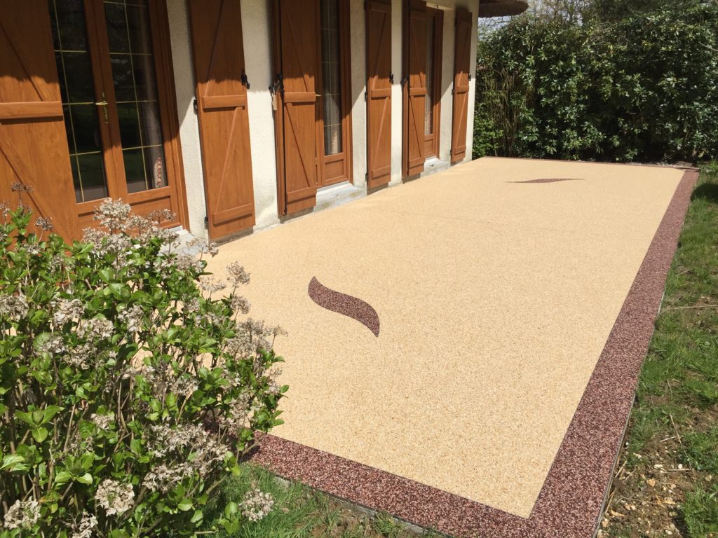 Petite terrasse en résine de marbre - Tendance Facades