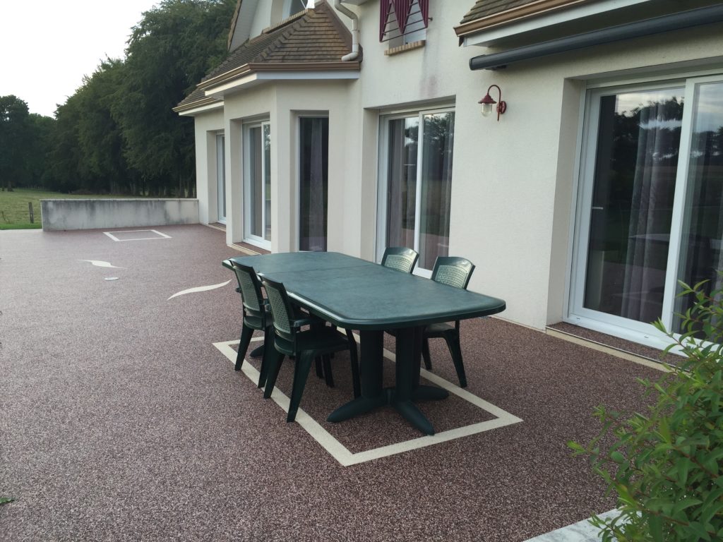 Grande terrasse en résine de marbre - Tendance Facades